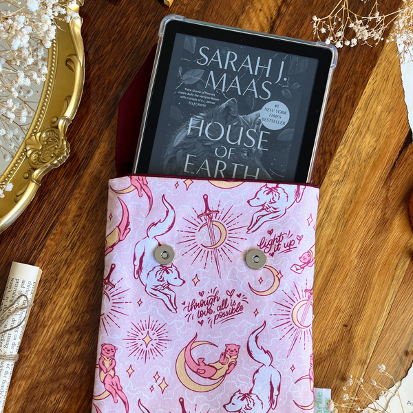 Crescent City padded e-reader sleeve – Charlie and Fox